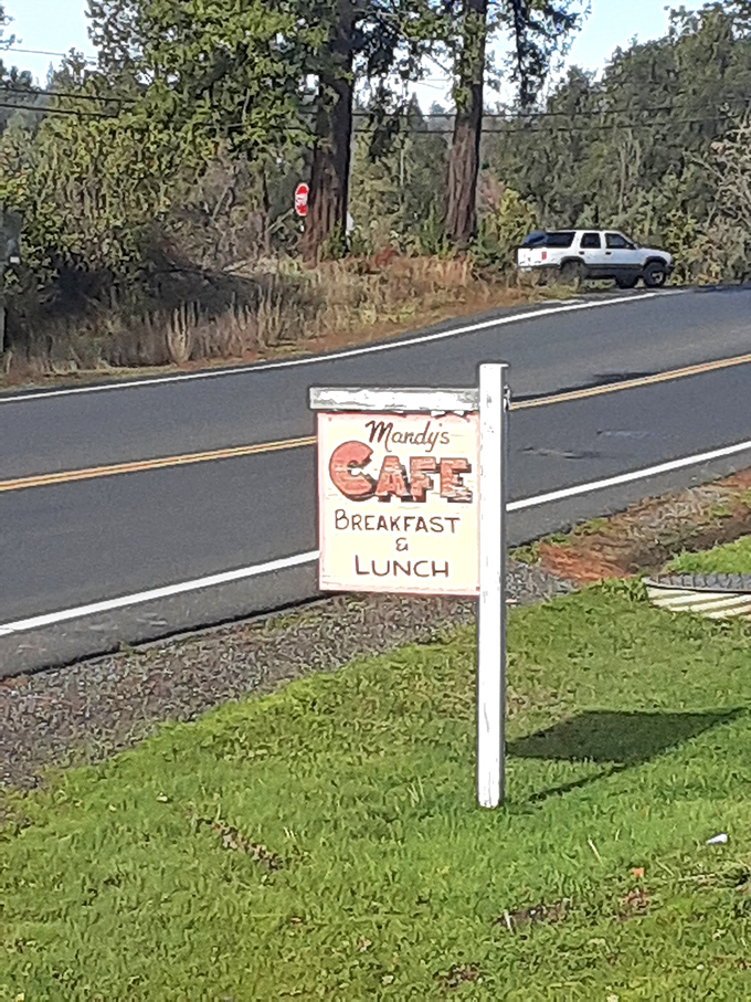 This roadside sign might be humble, but it's pointing the way to breakfast glory. Like a lighthouse for hungry travelers.