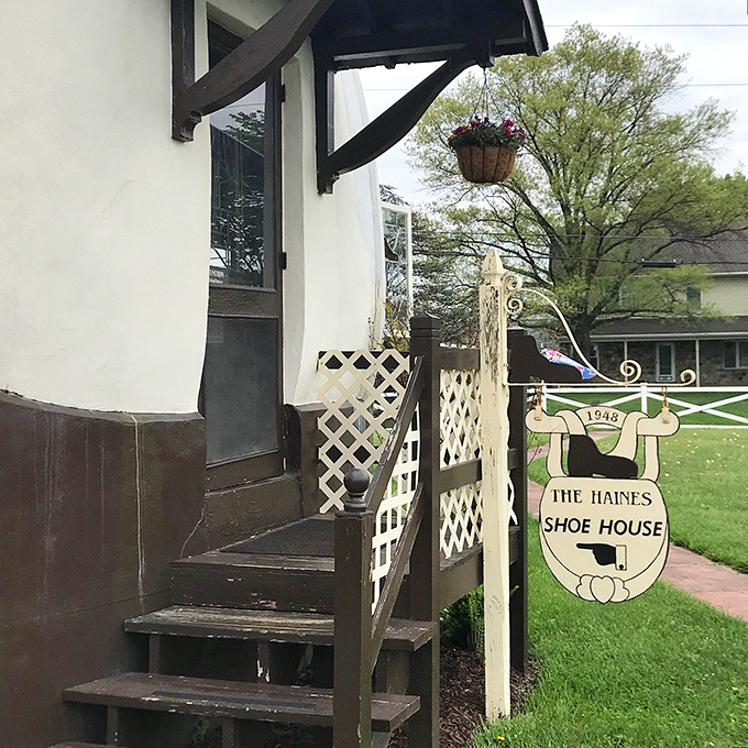 The sign says it all&mdash;you've arrived at a true American roadside classic. Some attractions just have a way of putting their best foot forward.
