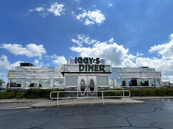 Under blue Missouri skies, Iggy's diamond-patterned exterior gleams like a chrome beacon of deliciousness. Your diet plan's kryptonite has never looked so inviting.
