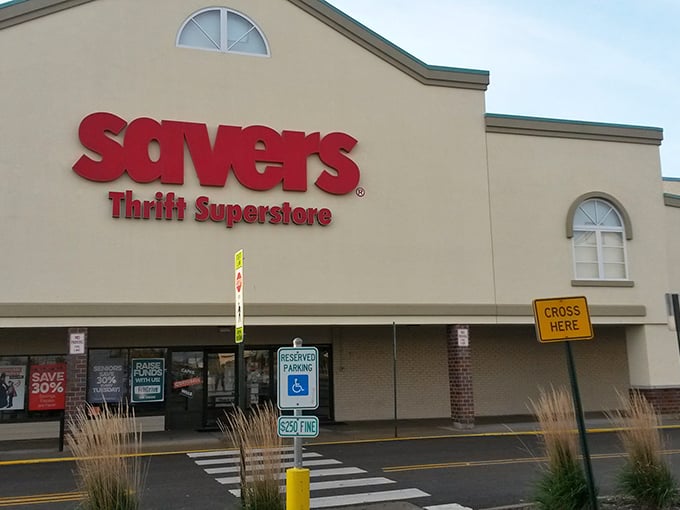 The Savers storefront on a rainy day, when sensible Midwesterners know the weather is perfect for indoor treasure hunting.