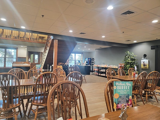 Wooden Windsor chairs and country-casual d&eacute;cor create the perfect backdrop for Mother's Day buffets and weekday lunch escapes alike.