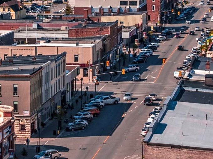 From above, Lindsay reveals its perfect small-town grid, where getting lost is impossible and finding peace is inevitable.