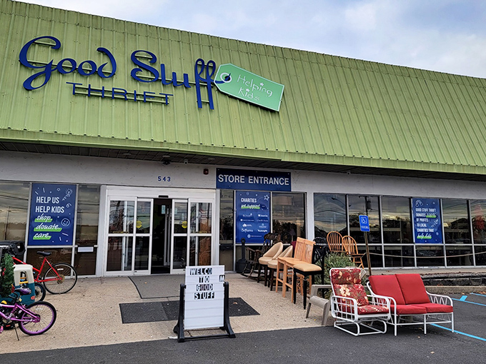 Look at that welcoming green facade - it's like a beacon calling all treasure hunters to paradise!