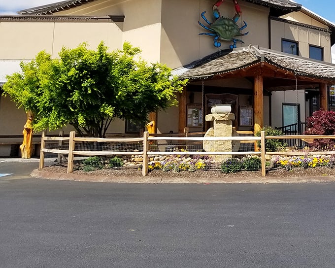 The giant blue crab on Harpoon Harry's roof isn't just decoration&mdash;it's practically a lighthouse for hungry seafood lovers in Pigeon Forge!