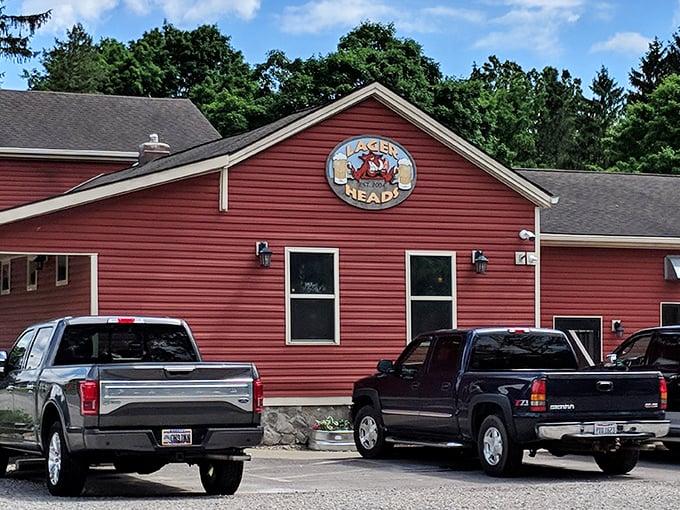 The bright red barn of Lager Heads beckons hungry travelers like a barbecue lighthouse in the Ohio countryside.