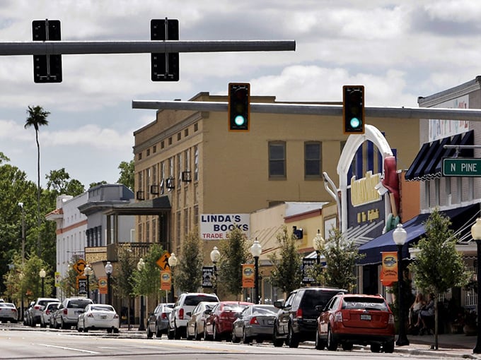 Downtown Sebring welcomes you with small-town charm and big personality. Linda's Books stands ready for your next literary adventure!