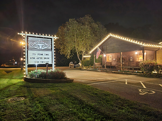 When night falls, Lineberger's lights up like a country Christmas, beckoning hungry travelers with the universal signal for "good times ahead."