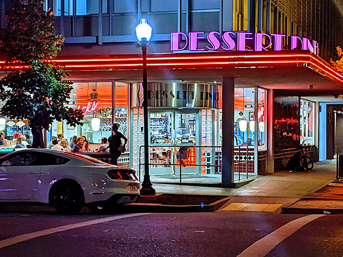 Rick's after dark: When the neon lights up, the dessert party begins. Like Vegas for cake lovers!