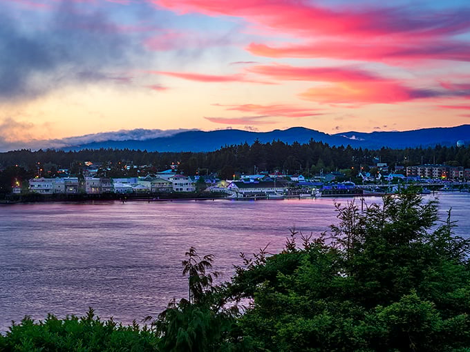 Sunset paints Florence in cotton candy hues that would make Bob Ross weep with joy. The river reflects the sky's masterpiece. 