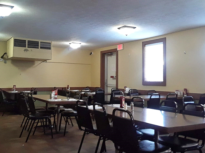 Simplicity reigns in the dining room where generations of Ohioans have gathered for decades. No distractions from the chicken &ndash; just the way it should be.