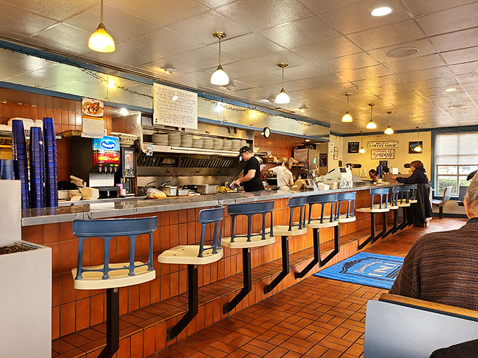 Counter seating: where breakfast becomes theater and you can watch your eggs transform from humble ingredients to morning masterpieces.
