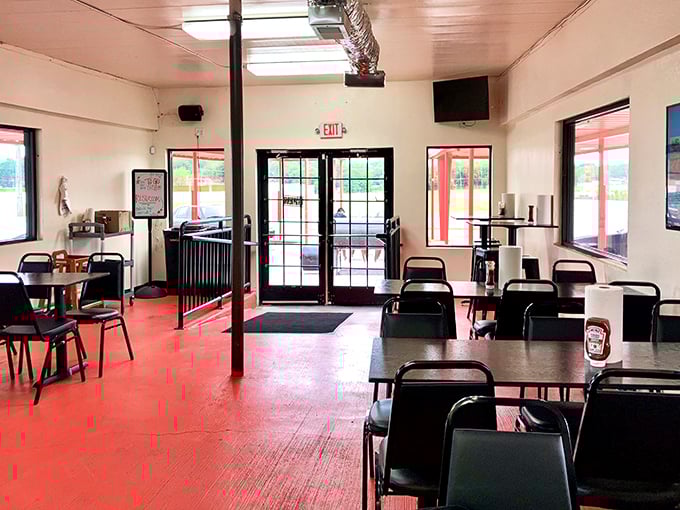 No-frills dining at its finest. The red floor and simple tables tell you everything &ndash; they've put their resources where it matters: in the smoker, not the d&eacute;cor.