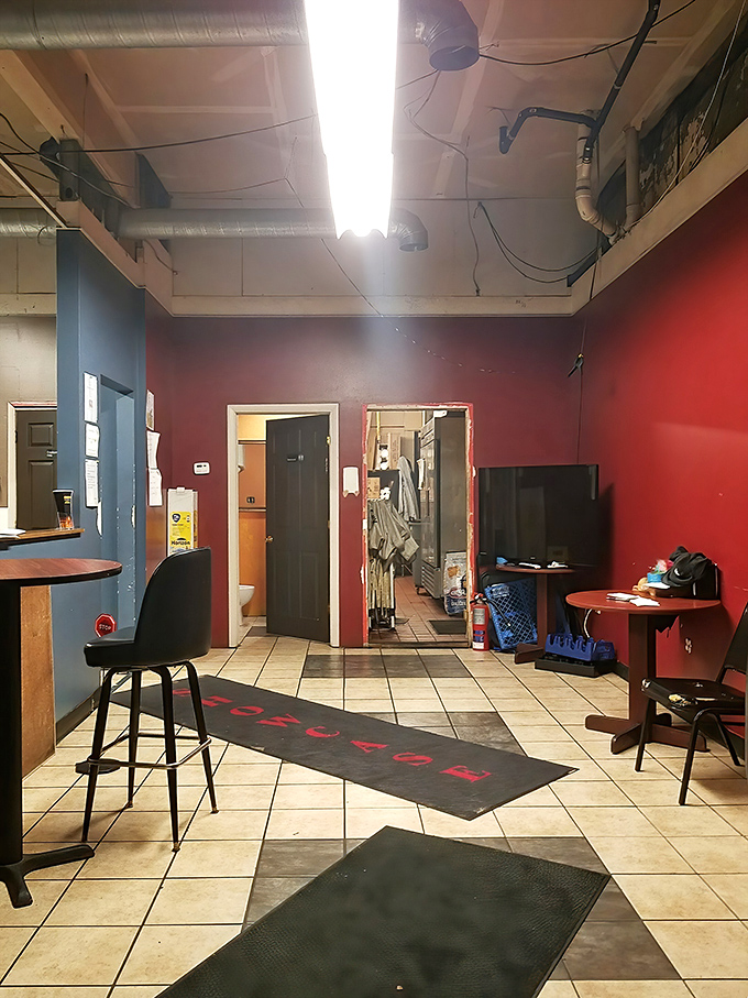 Inside, simplicity reigns supreme. Red walls and no-frills decor announce that here, the food does all the talking.