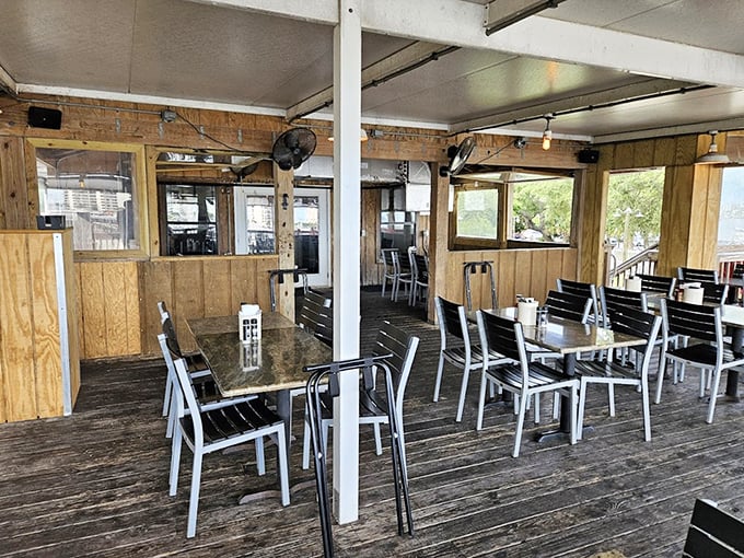 Inside, simplicity reigns supreme. No nautical kitsch needed when your dining room already has the best backdrop in town&mdash;actual boats on actual water. 
