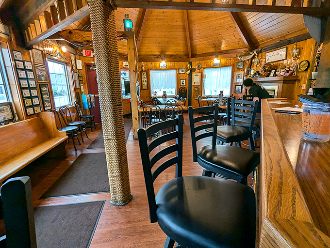 Nautical charm meets cozy comfort inside Brennan's dining room. The rope-wrapped column and wooden beams make you feel like you've stepped aboard a well-loved fishing vessel. 