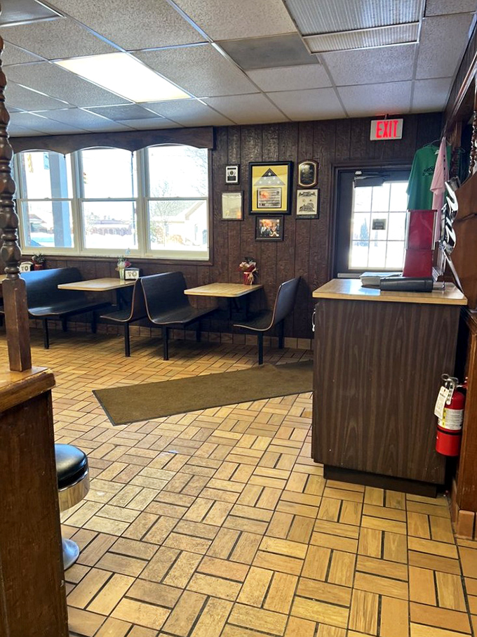 Wood-paneled walls and no-nonsense booths create the perfect backdrop for donut-fueled conversations and coffee-inspired epiphanies.