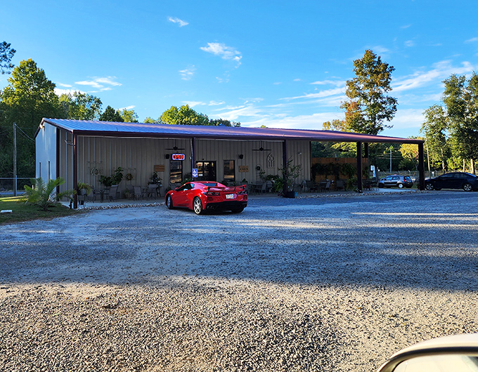 This unassuming roadside shop might not win architectural awards, but in small towns like Vidalia, these humble buildings often hide the most authentic treasures.