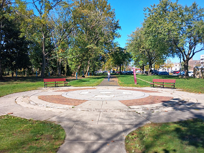 Town square simplicity at its finest. These benches have witnessed more first dates and ice cream breaks than a rom-com marathon.