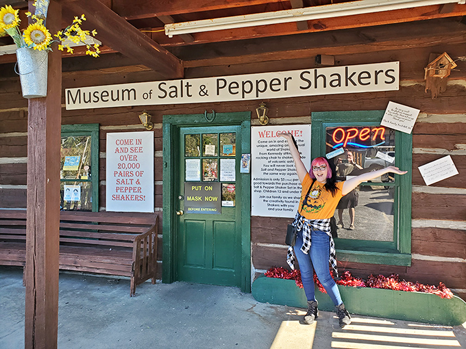 "Over 20,000 pairs of salt and pepper shakers" promises the sign. That's a lot of seasoning for one Gatlinburg afternoon!