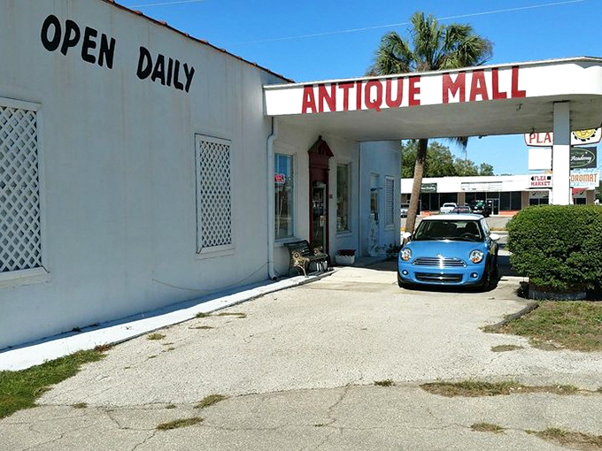 "OPEN DAILY" might be the two most beautiful words in the English language when you're itching for an antiquing fix.
