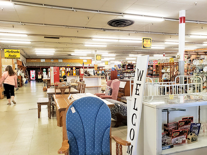 Step inside and the treasure hunt begins! Furniture, collectibles, and memories stretch as far as the eye can see in this wonderland of yesteryear. 