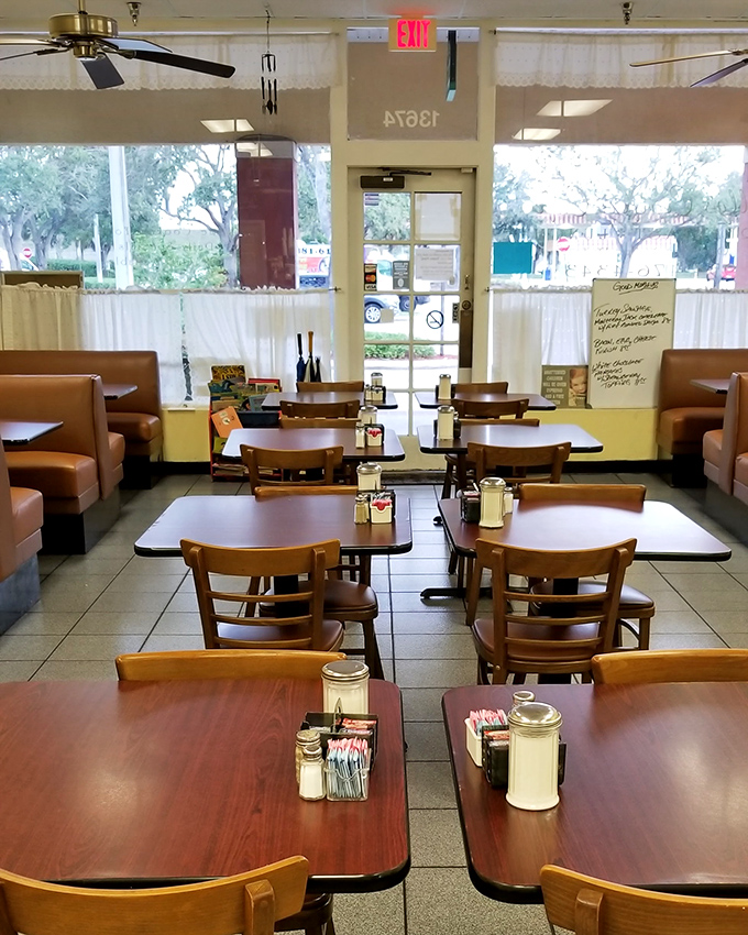 Like your favorite living room, but with better coffee &ndash; this is where Davie comes to feel at home.