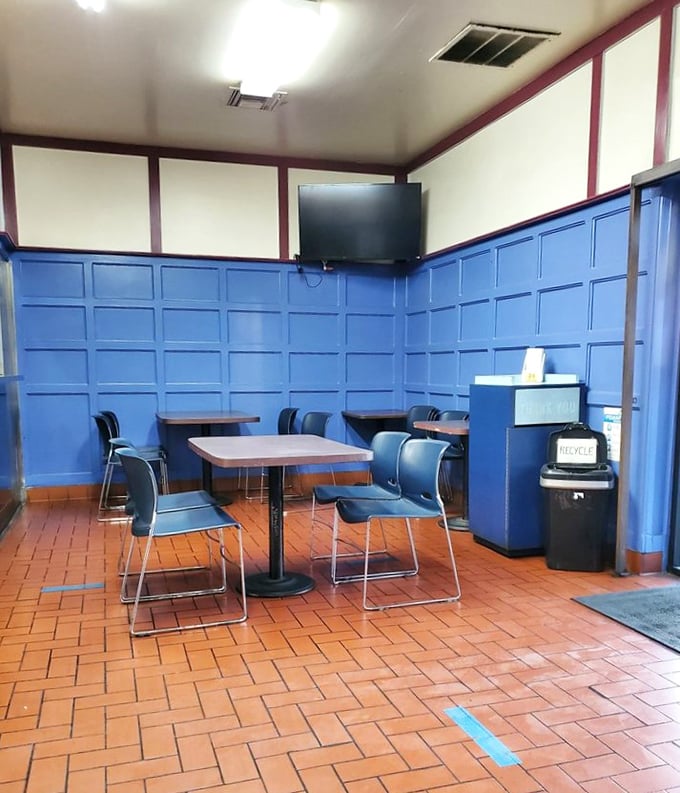 Blue paneled walls and simple furnishings create a maritime atmosphere without the clich&eacute;d fishing nets. This is a place that lets the food do the talking.