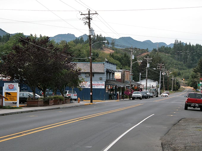 Laneda Avenue, Manzanita's main drag, where small-town charm meets coastal cool. No chain stores, just character by the bucketful.