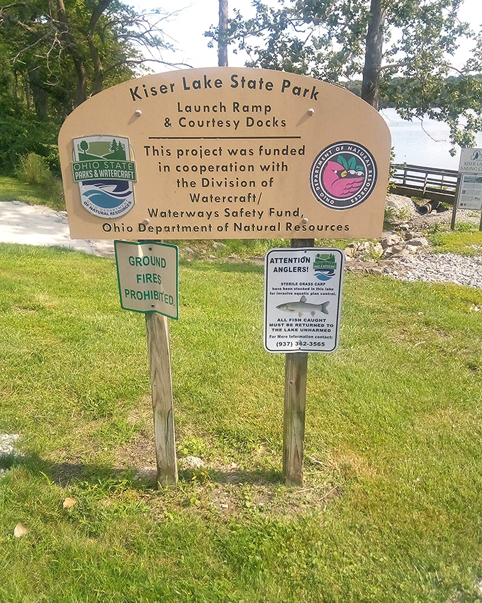 Even the signs here seem friendlier, welcoming you to your new favorite fishing and boating paradise.