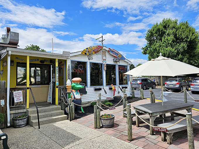 Beef 'n Buns 'n Paradise looks like it was plucked straight from a beach town. That ice cream mascot is practically waving you in!