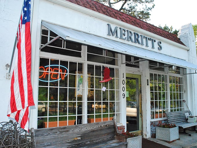 Merritt's Grill looks like it was plucked from a Norman Rockwell painting—complete with American flag and the promise of BLT perfection.