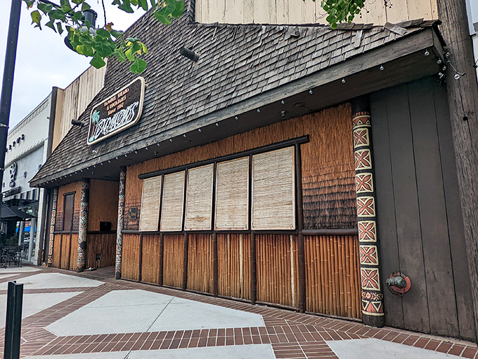 Where Polynesian charm meets premium beef! Damon's wooden exterior gives just a taste of the retro paradise that awaits hungry meat lovers.