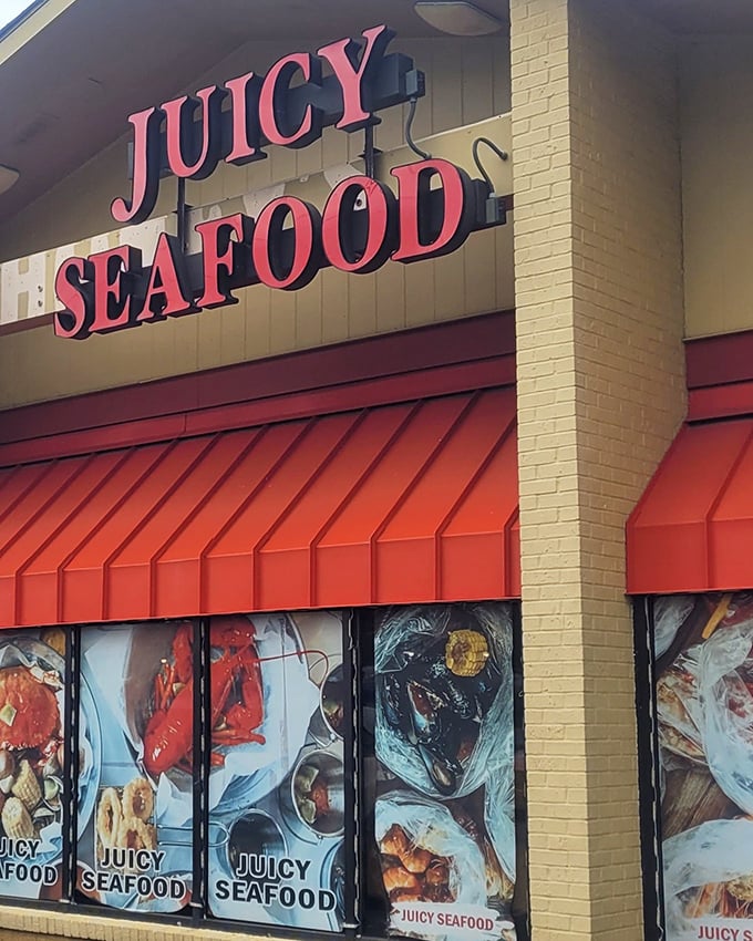 Those window displays at Juicy Seafood aren't just for show&mdash;they're a delicious preview of the butter-drenched treasures waiting inside.