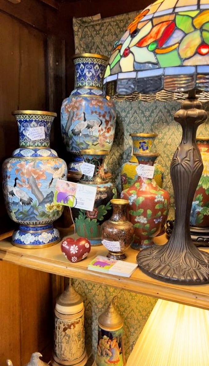 These aren't just vases; they're artistic time capsules. The crane motifs and vibrant glazes tell stories spanning continents and centuries. 