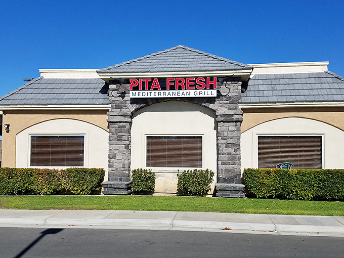 Pita Fresh Mediterranean Grill brings a taste of Athens to the desert, proving good hummus knows no geographical boundaries.