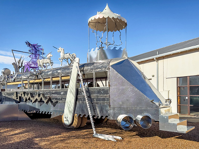 Not your average desert mirage—this whimsical metal creation looks like something Salvador Dalí might have dreamed up after a particularly spicy Tex-Mex dinner.