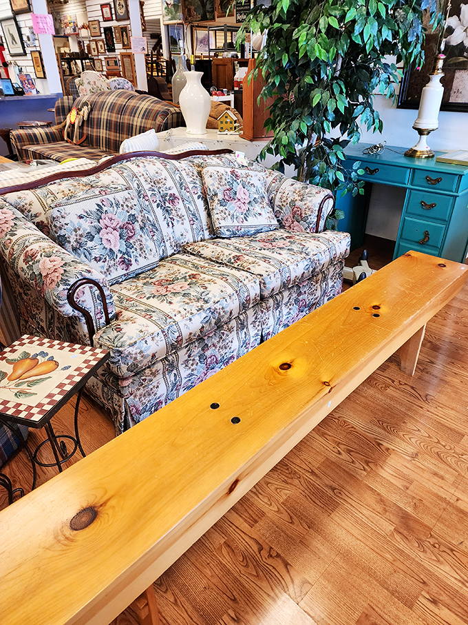 That floral sofa has seen some stories! Paired with a sturdy wooden coffee table, it's awaiting its second chance at domestic bliss.