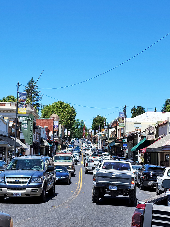 Washington Street buzzes with activity, proving small towns can have rush minutes instead of rush hours&mdash;and somehow it's more charming.