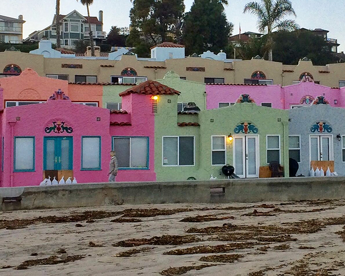 The famous Venetian Court apartments glow at dusk, proving that sometimes life really is better in technicolor.