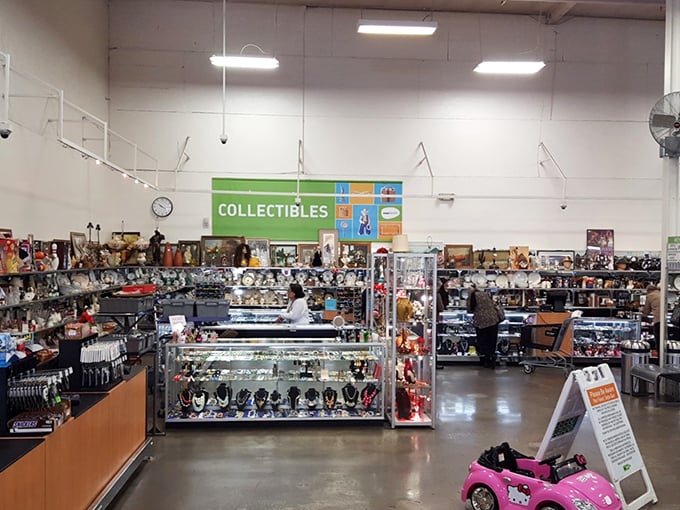 The collectibles section: where yesterday's knick-knacks become tomorrow's conversation pieces. Treasure hunting has never been so organized.