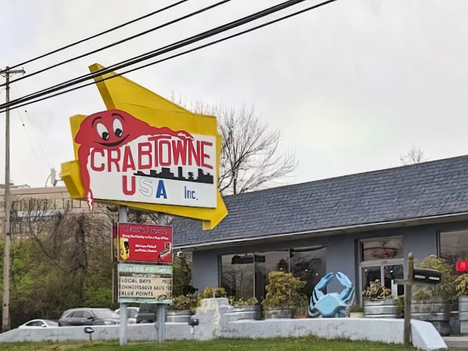 Crabtowne USA: That cartoon crab mascot isn't just smiling &ndash; he's daring you to come inside for the real deal.