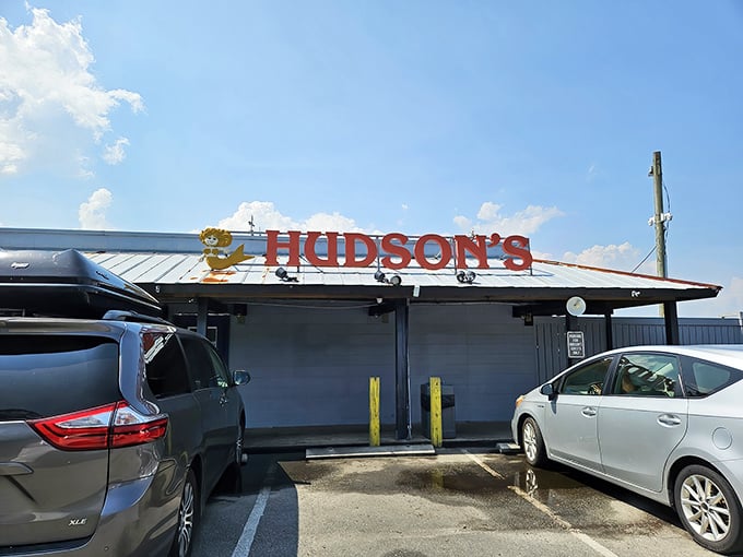Hudson's doesn't need fancy signs to attract crowds - just the promise of seafood so fresh, it was swimming this morning!