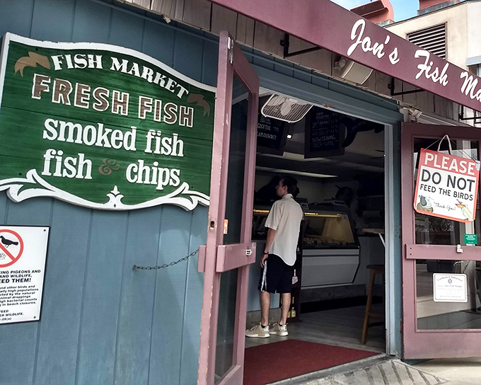Jon's Fish Market doesn't need fancy decor when the seafood is this fresh&mdash;just a "no feeding birds" sign and ocean-to-table goodness.