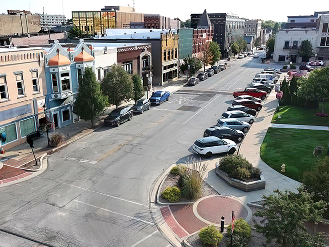 Kokomo's tree-lined walkways burst with viridian colors. Nature puts on a free show that rivals any Broadway production.