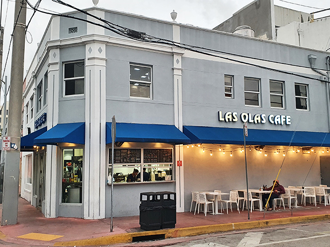 Las Olas Caf&eacute;'s crisp blue and white corner spot offers a slice of Cuban heaven in the heart of Miami Beach.
