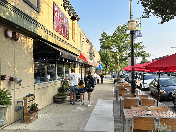 Downtown charm meets carnivore's delight! The sidewalk tables let you people-watch while your taste buds do the happy dance.