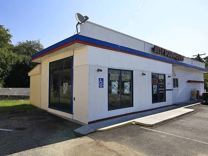 The parking lot tells the story—Best Country Doughnuts has something worth stopping for. No Instagram backdrop needed when the donuts are this good.
