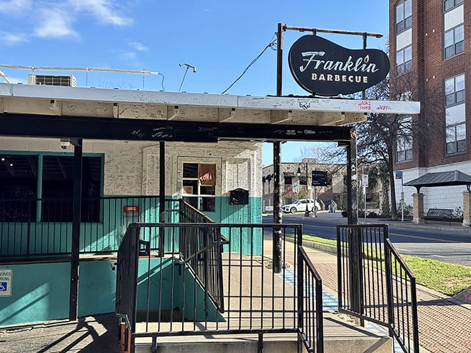 Franklin's simple sign and black fence don't hint at the magic inside. The barbecue equivalent of Clark Kent's glasses hiding Superman.