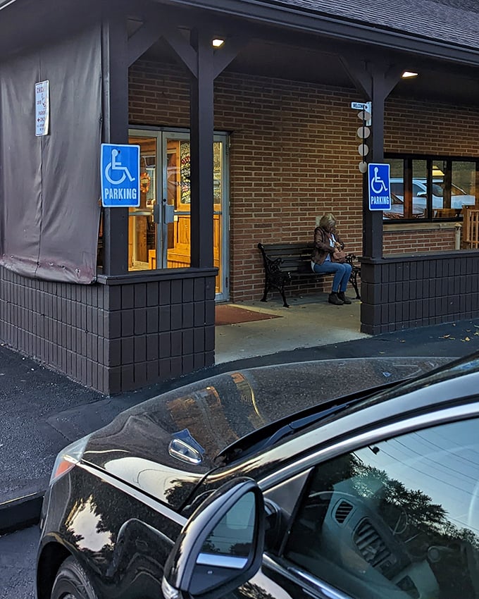 Rain or shine, Hopocan Gardens draws chicken lovers to its door. That parking lot fills up fast when dinner time rolls around!