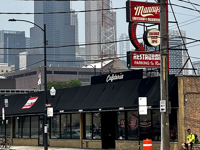 That classic cafeteria setup means you can see your sandwich destiny before ordering. 
